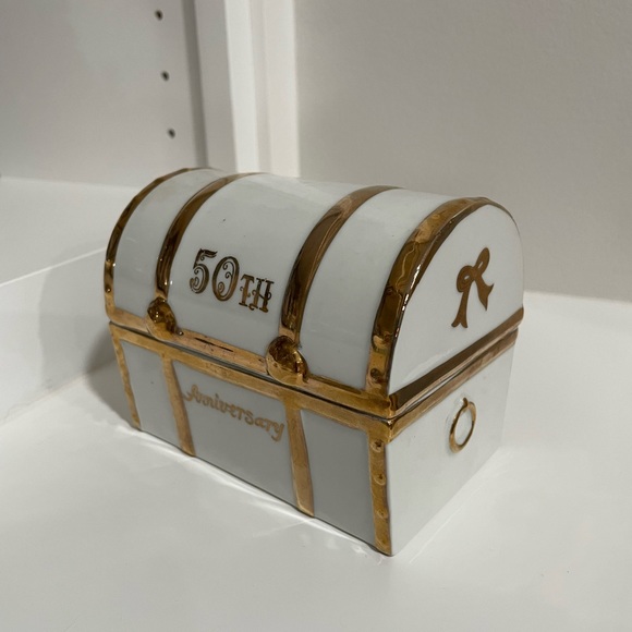 Lefton | Accents | Grandmillennial Vintage Lefton 5th Anniversary Trunk ...